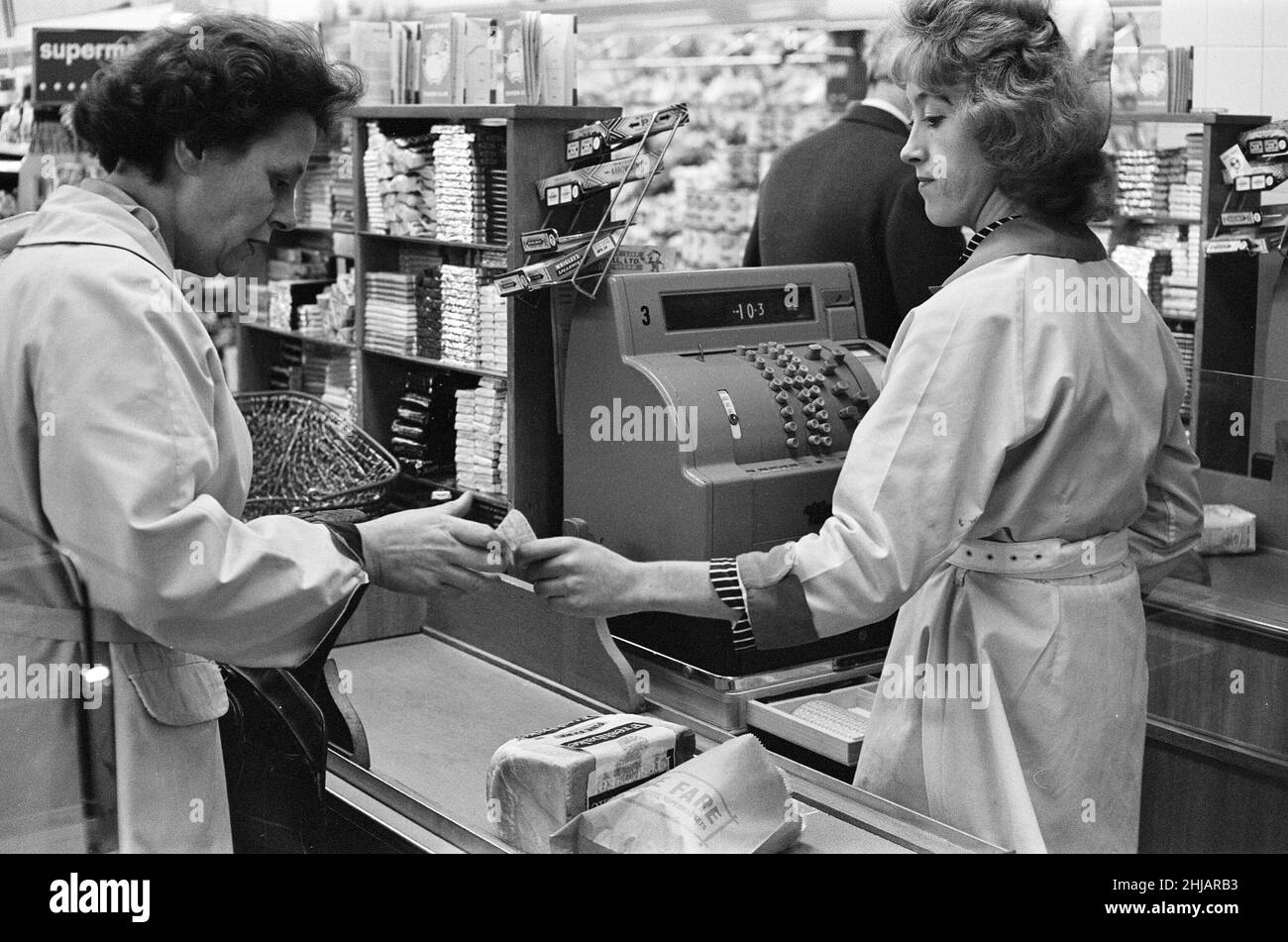 Supermarket cashier 1960s hi-res stock photography and images - Alamy