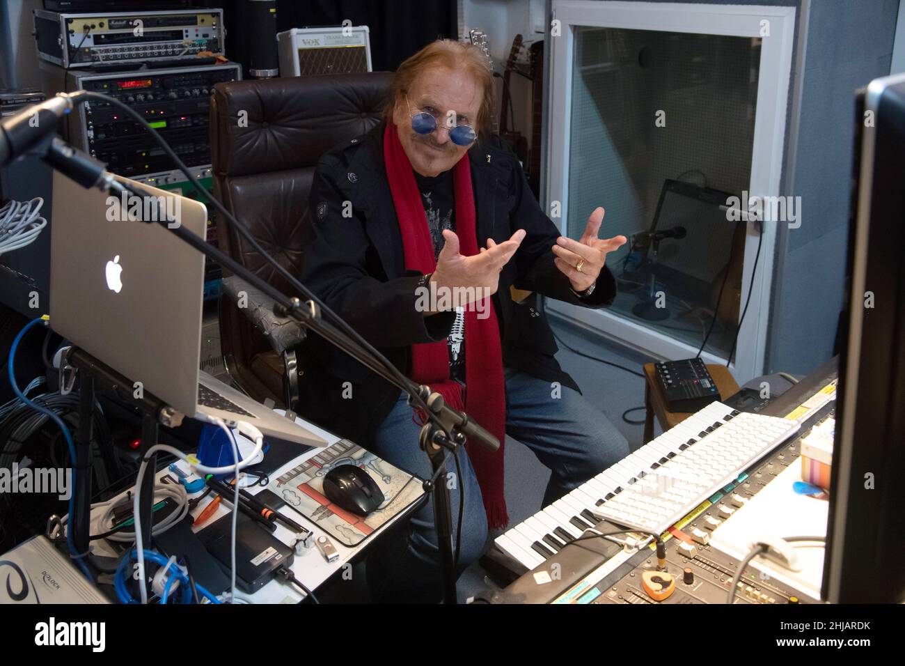 Berlin, Germany. 19th Jan, 2022. Singer Frank Zander sits in his ...