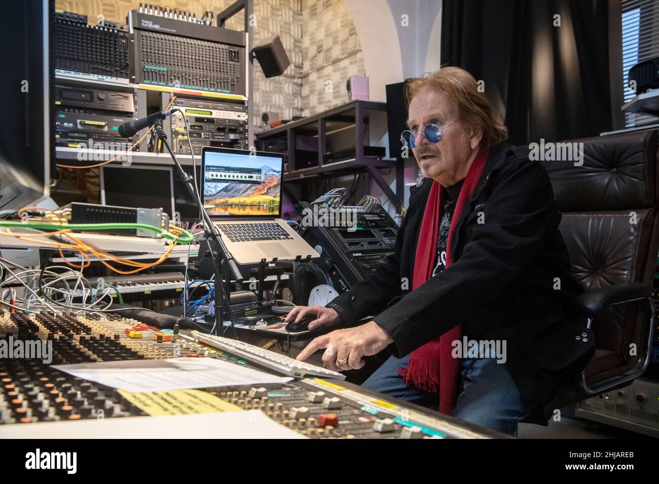 Berlin, Germany. 19th Jan, 2022. Singer Frank Zander sits in his ...