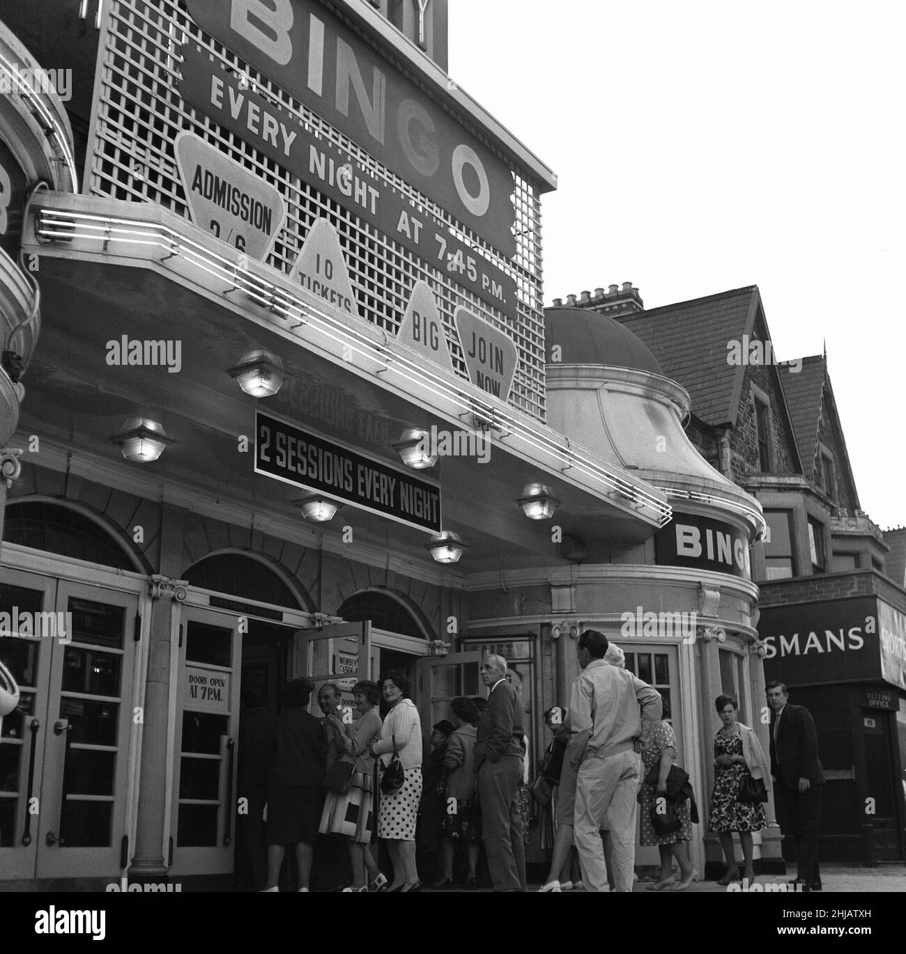 Queue of people 1960s hi-res stock photography and images - Alamy