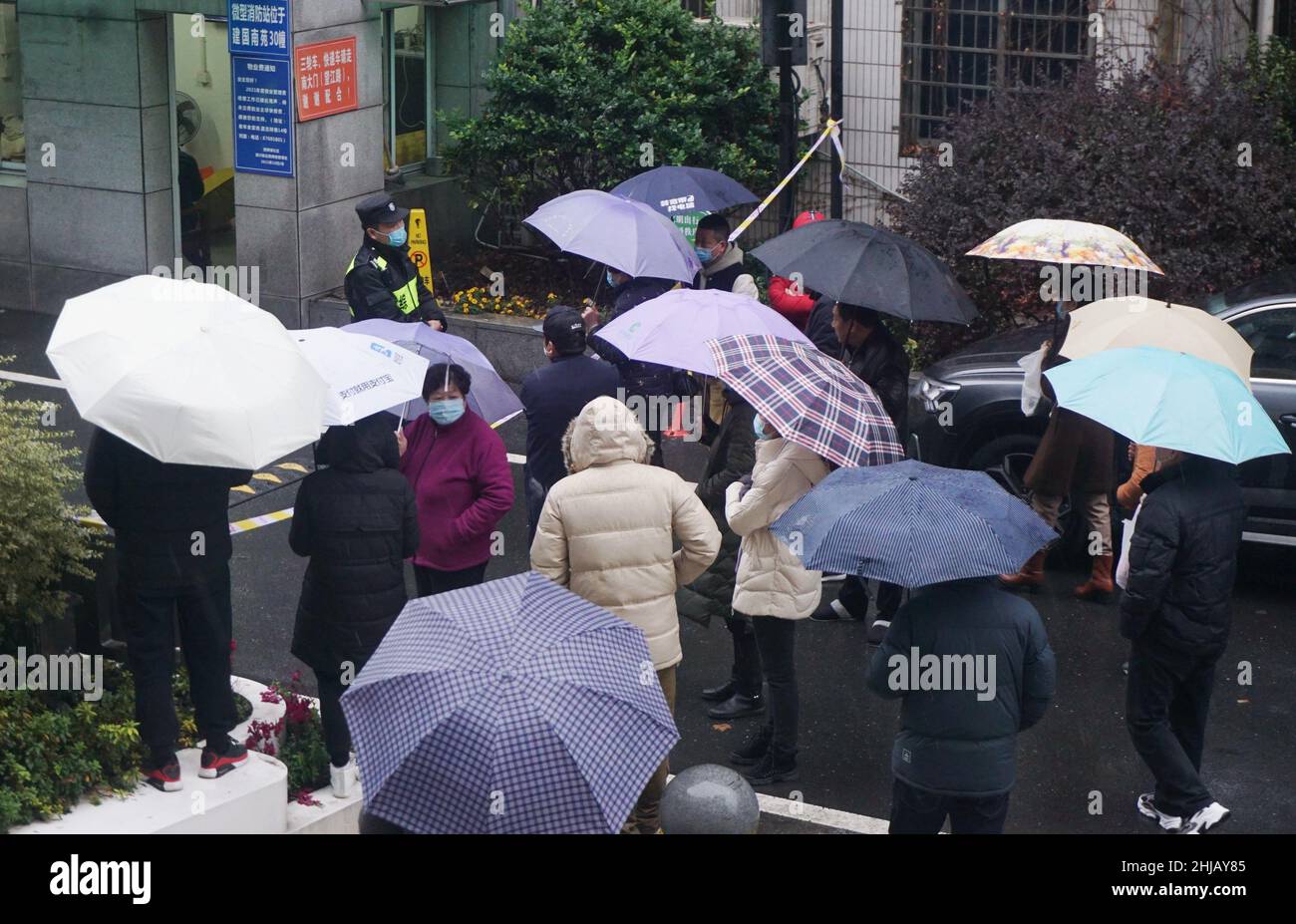 HANGZHOU, CHINA - JANUARY 28, 2022 - Residents check out the situation ...