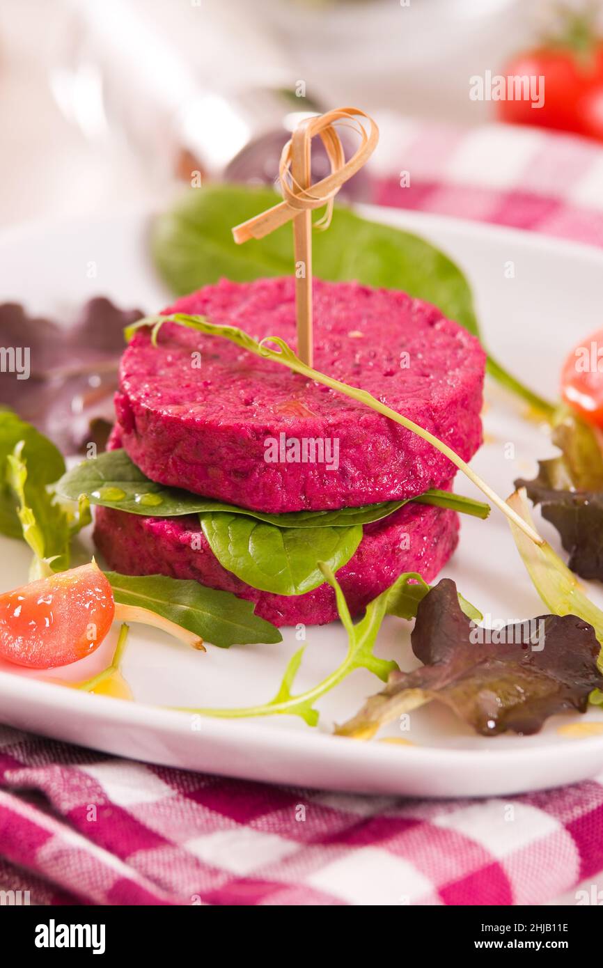 Beetroot veggie burger Stock Photo - Alamy