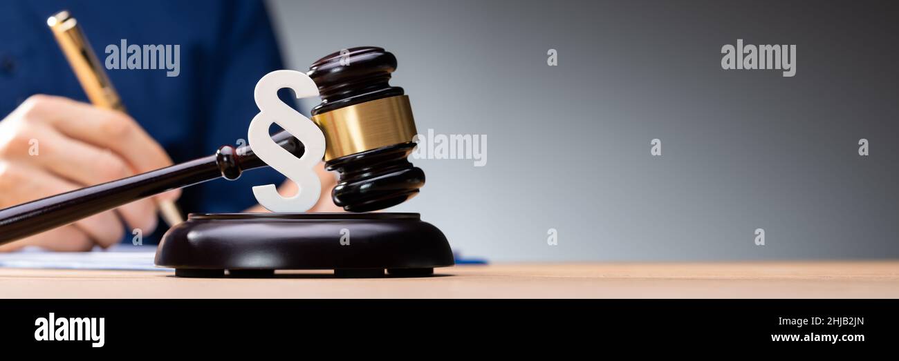 Paragraph Sign And Court Gavel Or Judge Hammer Stock Photo - Alamy