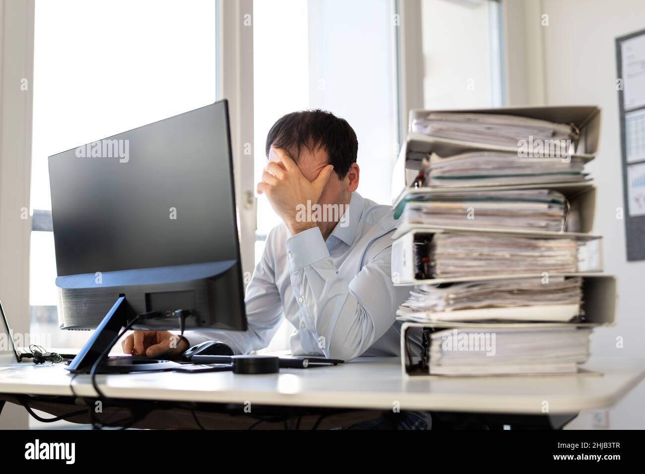Young man computer frustrated hi-res stock photography and images - Alamy
