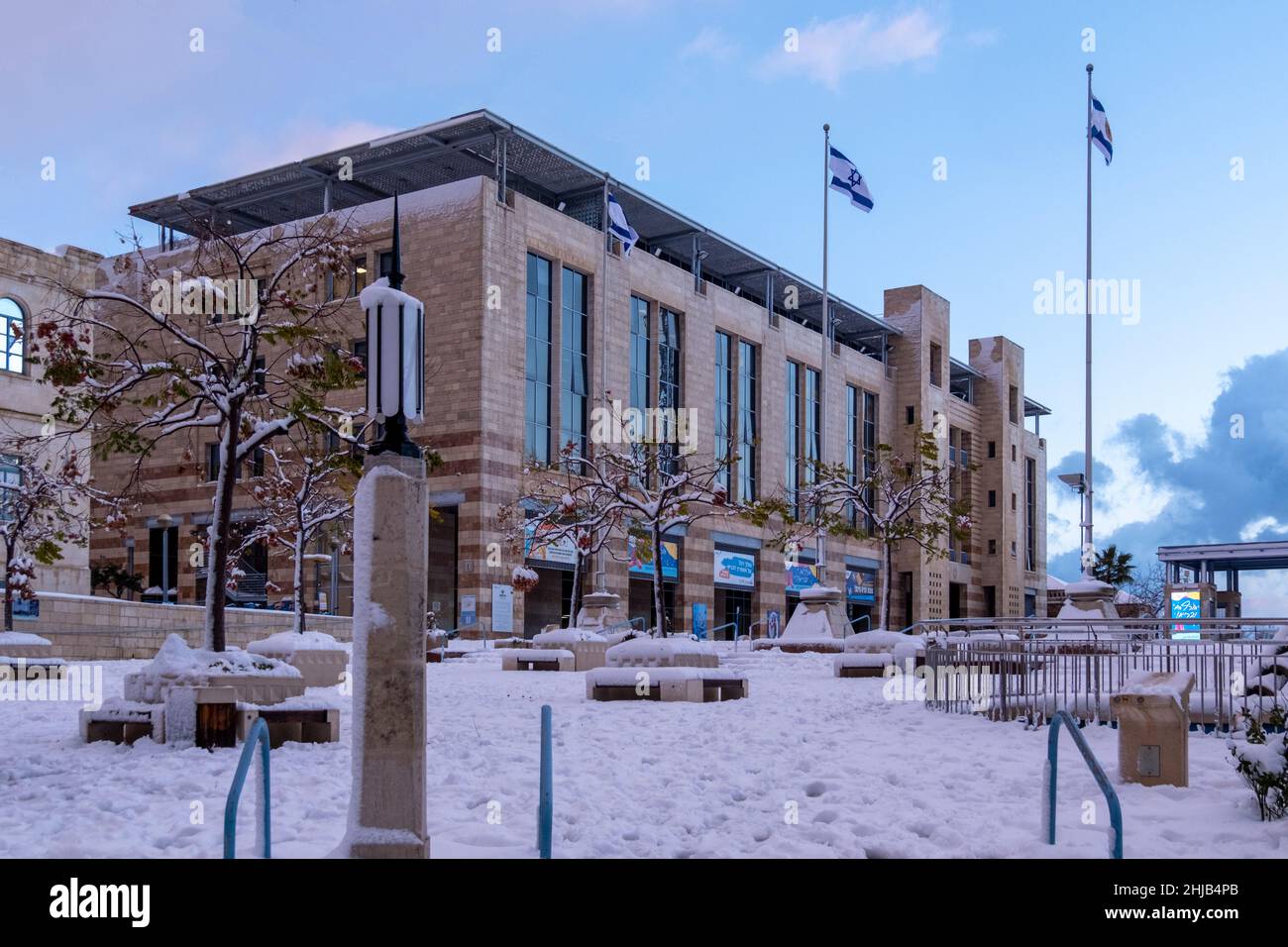 Snow covers the compound of the Jerusalem city hall in Safra Square ...