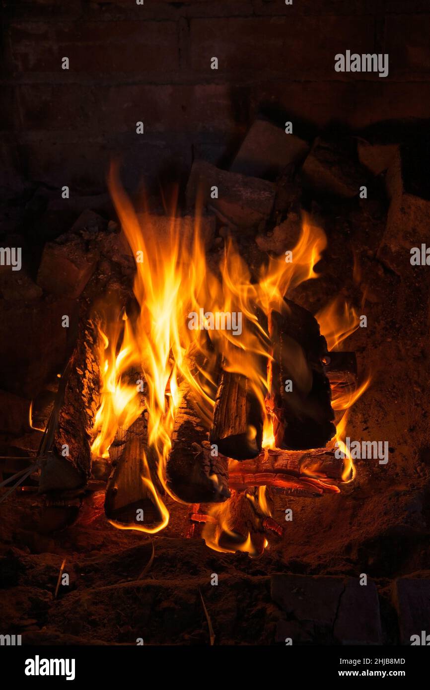 Logs burning in a log fire Stock Photo - Alamy