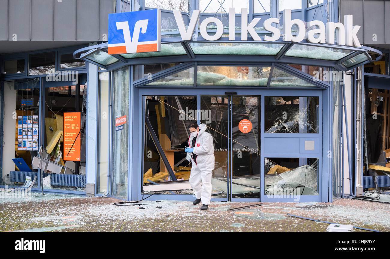 Edemissen, Germany. 28th Jan, 2022. Police forensics staff stand in ...