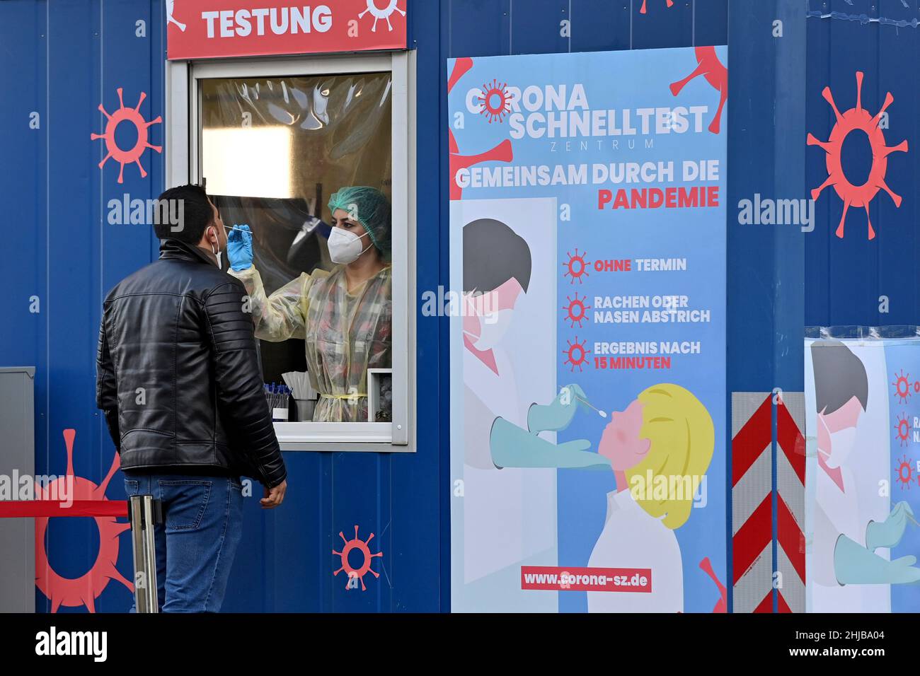 Munich, Deutschland. 27th Jan, 2022. Theme picture Corona rapid test ...