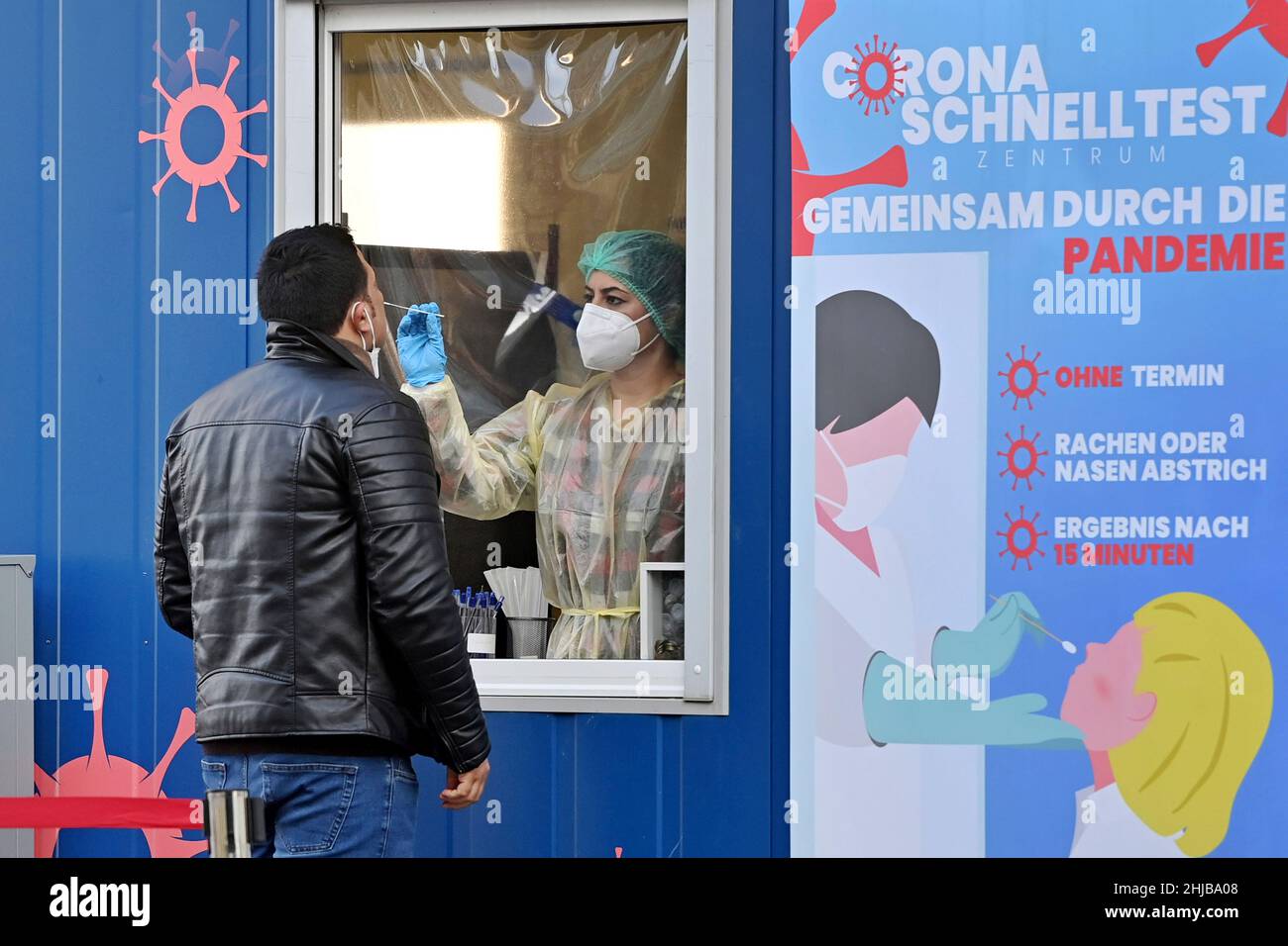 Munich, Deutschland. 27th Jan, 2022. Theme picture Corona rapid test ...