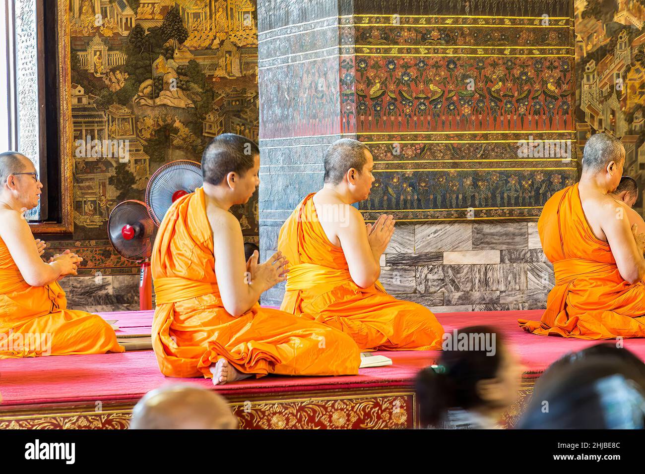 Monks praying in Wat Pho temple, Bangkok, Thailand Stock Photo - Alamy