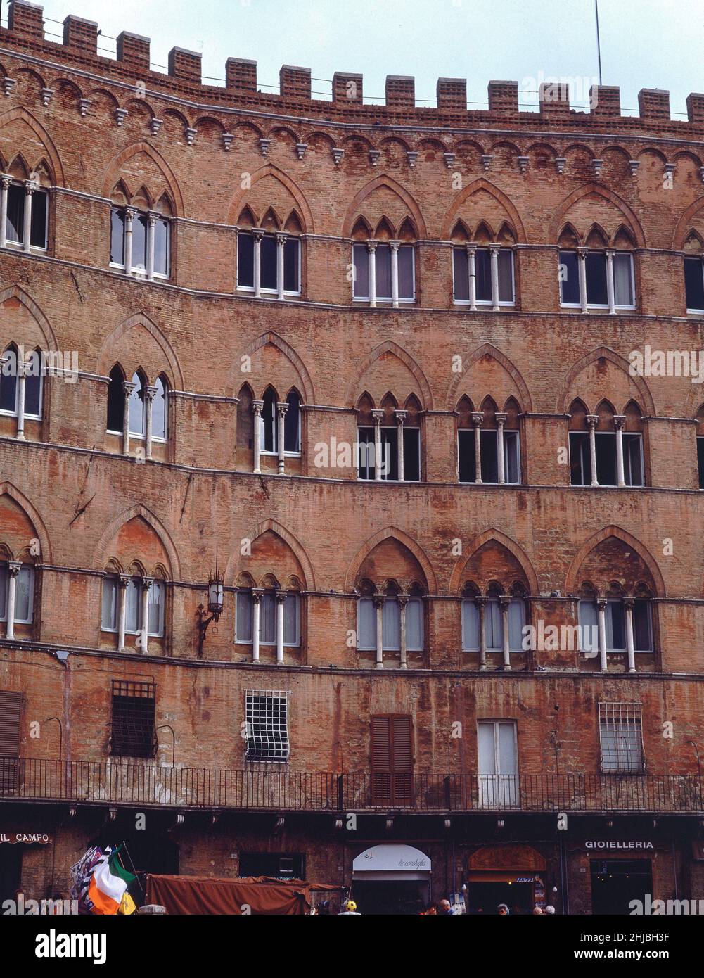 PLAZA DEL CAMPO-DET FACHADA DE PALACIO. Location: EXTERIOR. SIENA ...