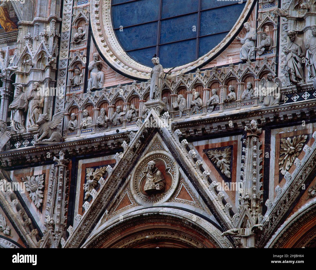 EXTERIOR-FACHADA-DET SUP PORTICO CENTRAL-APOSTOLES Y VIRGEN ROMANICO ...