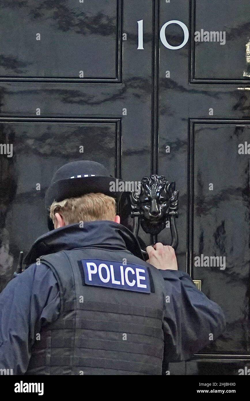 Police knocking on door uk hi-res stock photography and images - Alamy