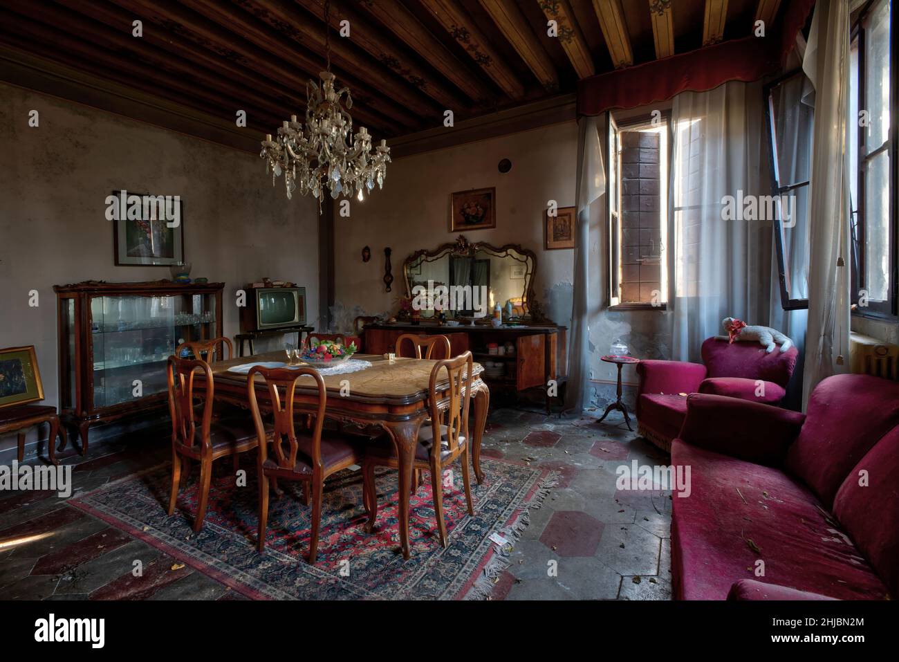 URBEX. INTERIOR OF AN ABANDONED HOUSE IN NORTHERN ITALY Stock Photo - Alamy