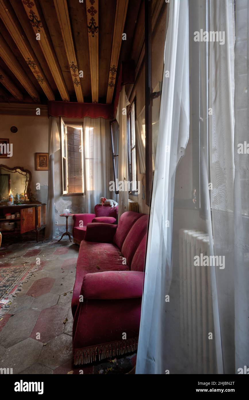 URBEX. INTERIOR OF AN ABANDONED HOUSE IN NORTHERN ITALY Stock Photo - Alamy