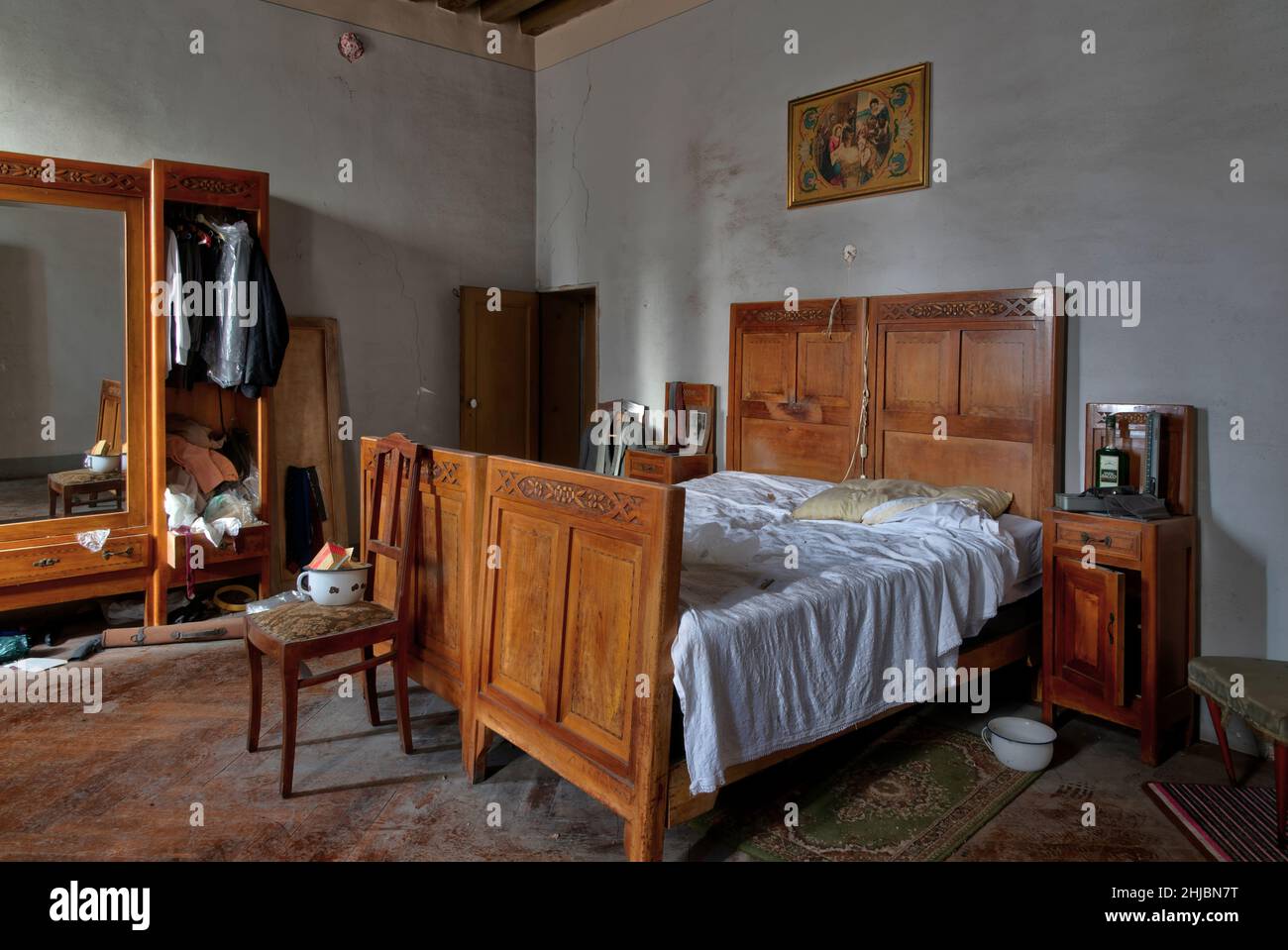 URBEX. INTERIOR OF AN ABANDONED HOUSE IN NORTHERN ITALY Stock Photo - Alamy