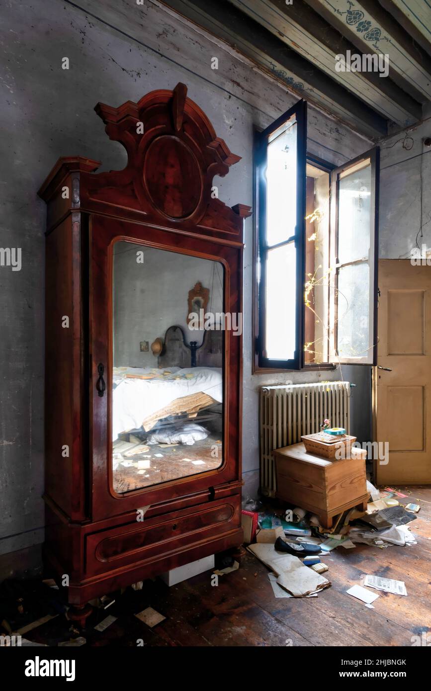 URBEX. INTERIOR OF AN ABANDONED HOUSE IN NORTHERN ITALY Stock Photo - Alamy