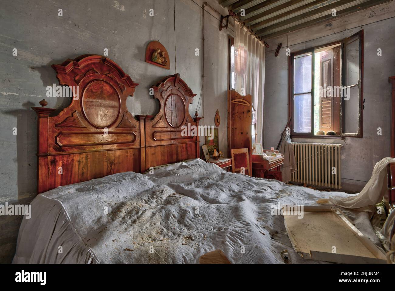 URBEX. INTERIOR OF AN ABANDONED HOUSE IN NORTHERN ITALY Stock Photo - Alamy