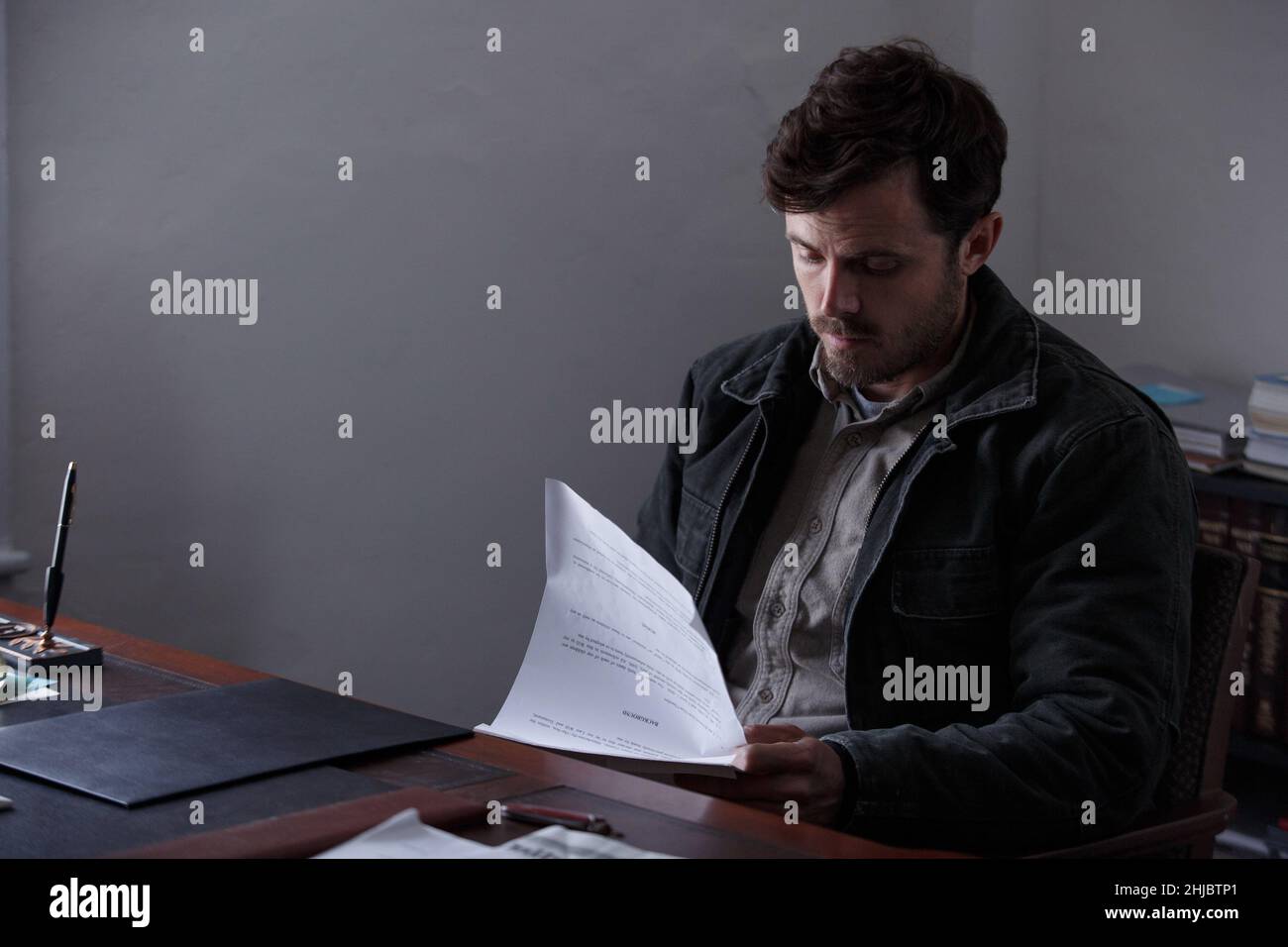 Kenneth lonergan desk hi-res stock photography and images - Alamy