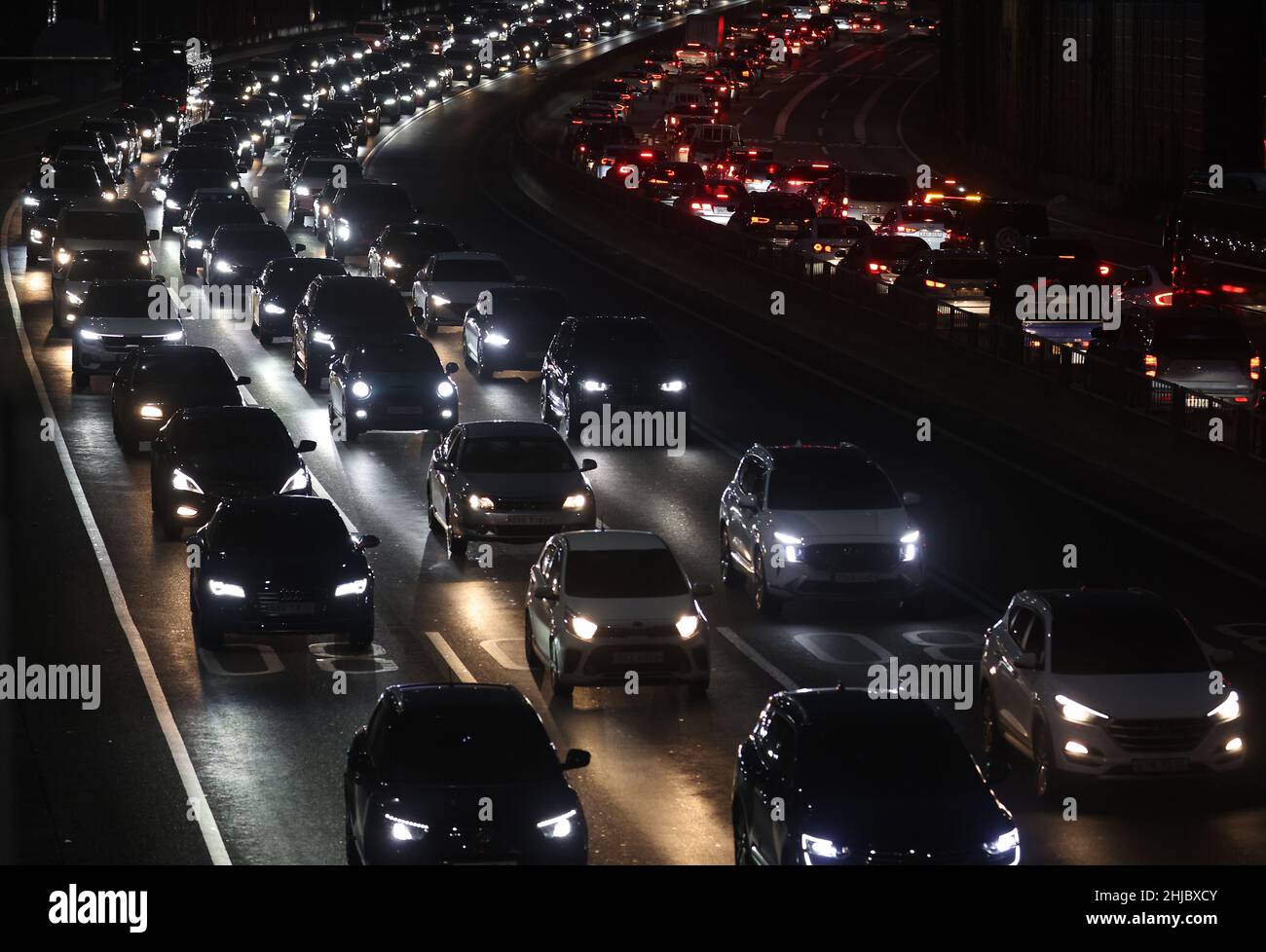28th Jan, 2022. Holiday exodus begins Traffic clogs southbound lanes on ...