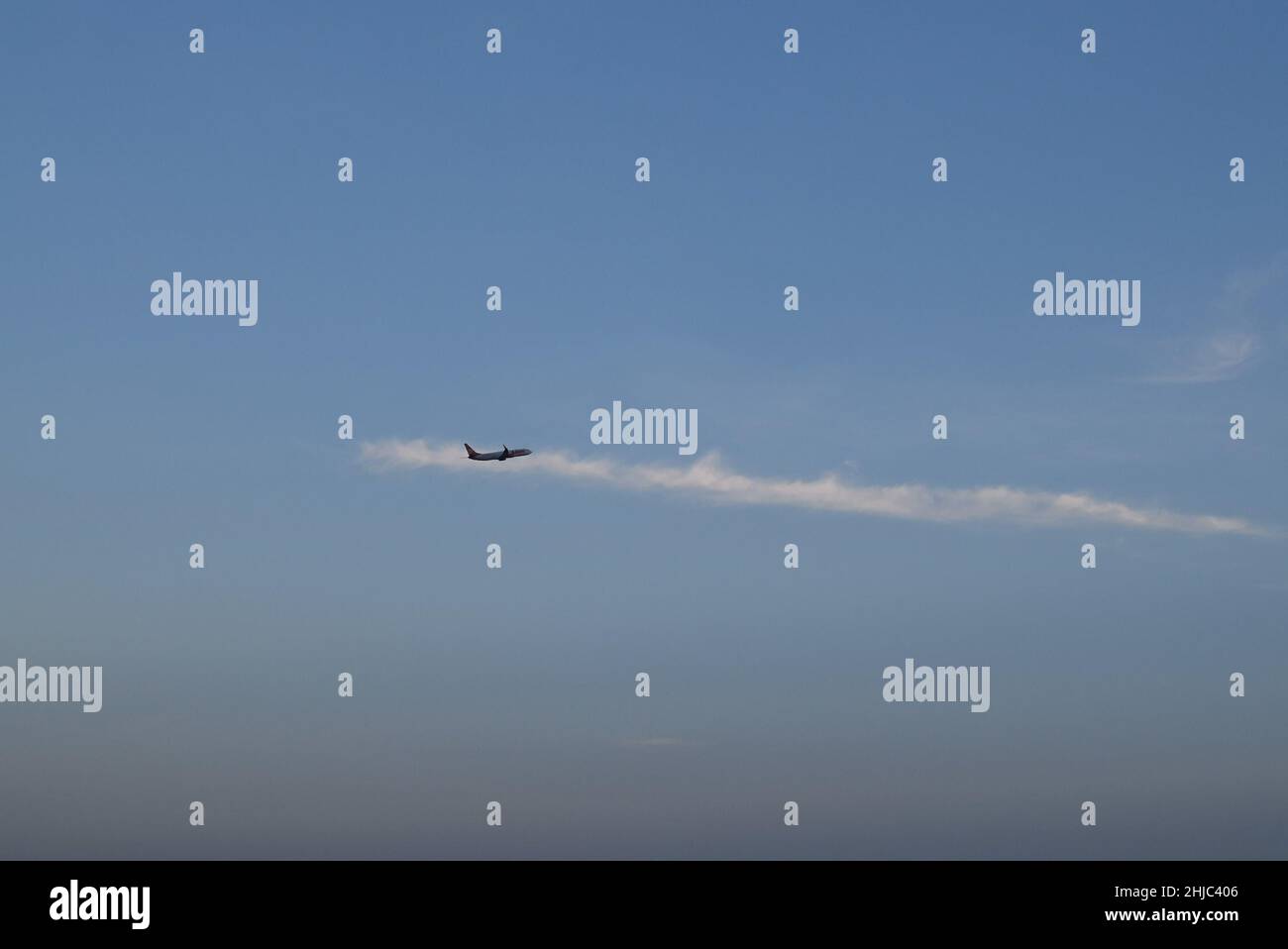 Airplane crossing cloud hi-res stock photography and images - Alamy