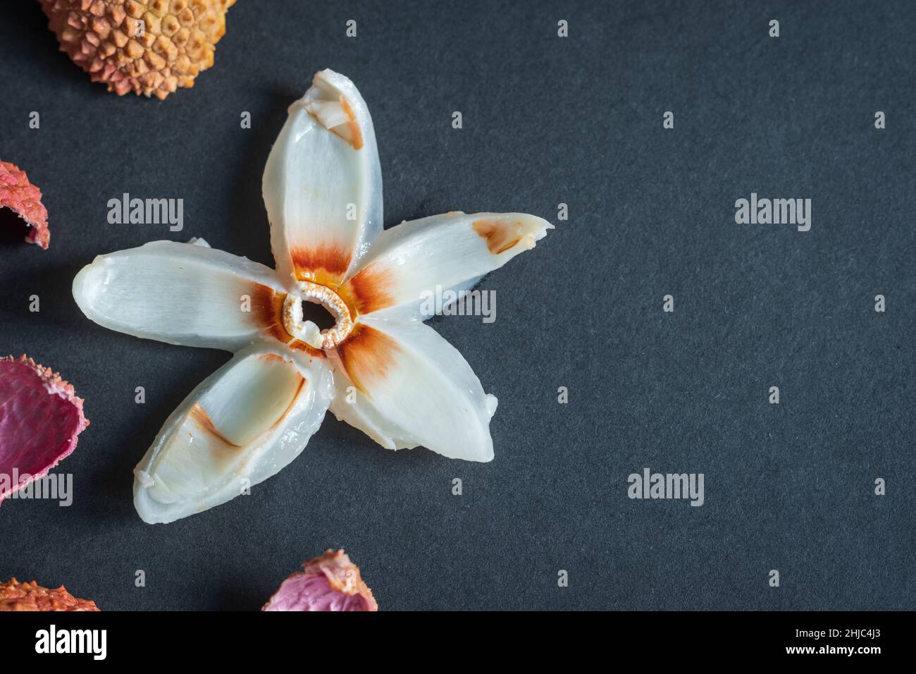 cut open fresh lychee fruit slide pan Stock Photo - Alamy