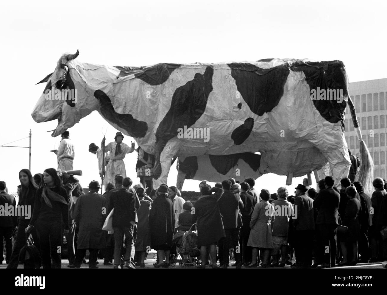 Students in university street Black and White Stock Photos & Images - Alamy