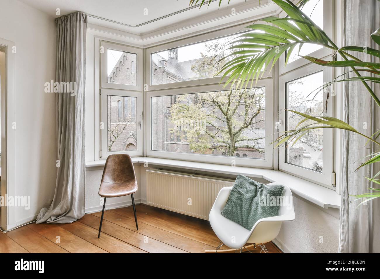 Empty room with two windows hi-res stock photography and images - Alamy
