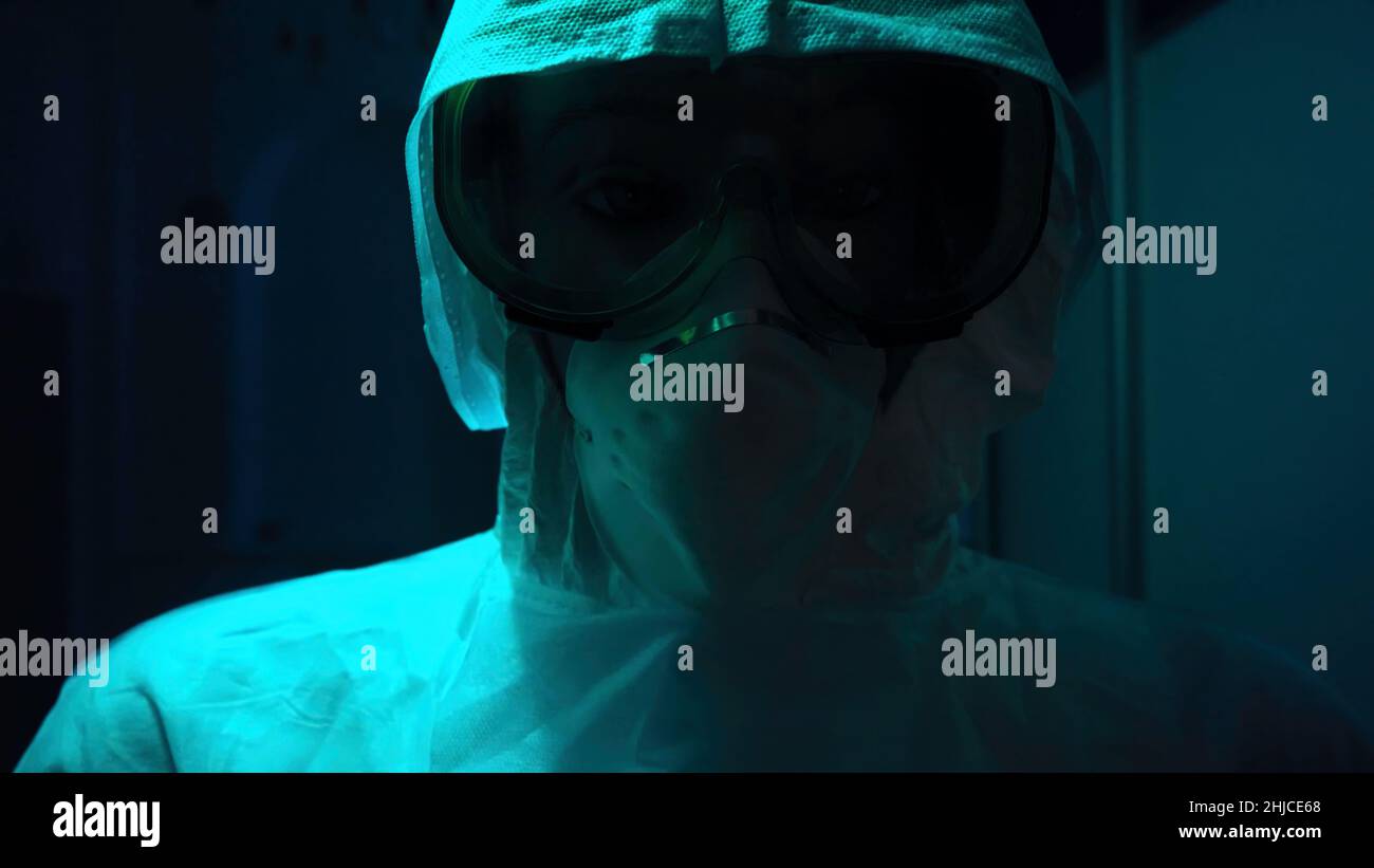 Flashing doctor hi-res stock photography and images - Alamy