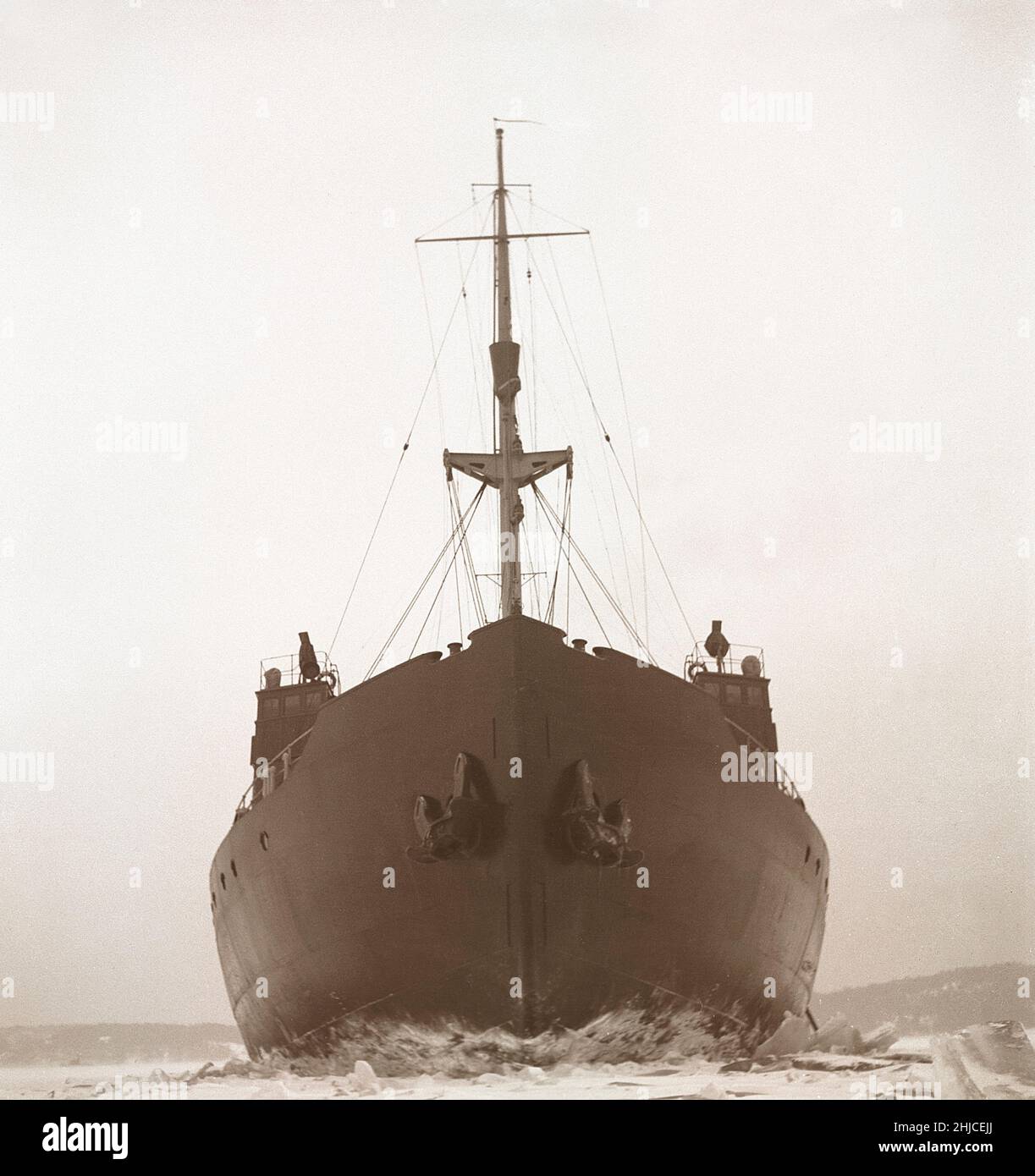 Shipping during war hi-res stock photography and images - Alamy