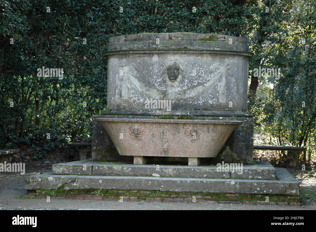 Roman bath tub in the Boboli Gardens, Florence, Tuscany Stock Photo - Alamy