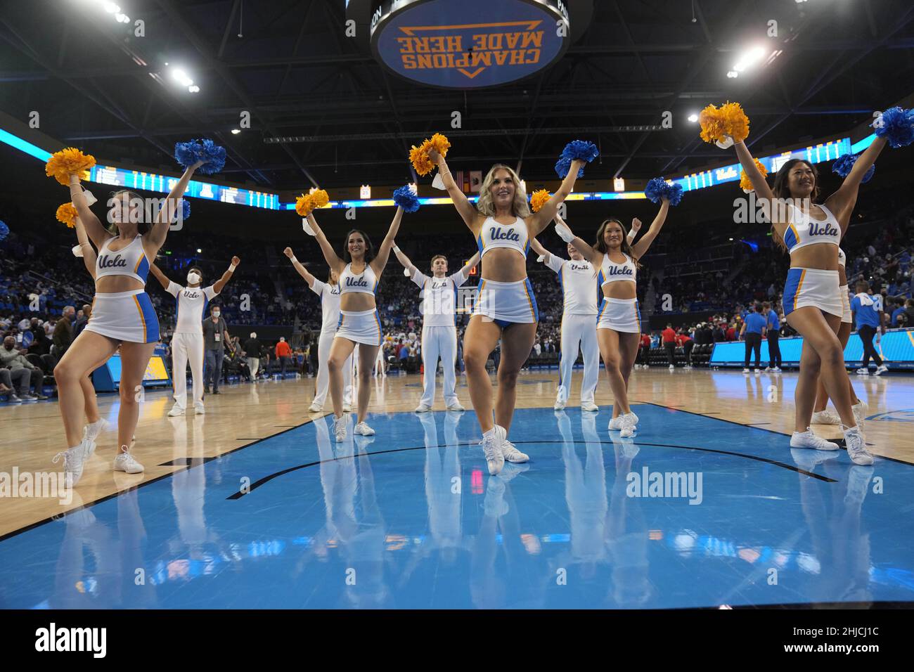 Ucla cheerleaders hi-res stock photography and images - Alamy