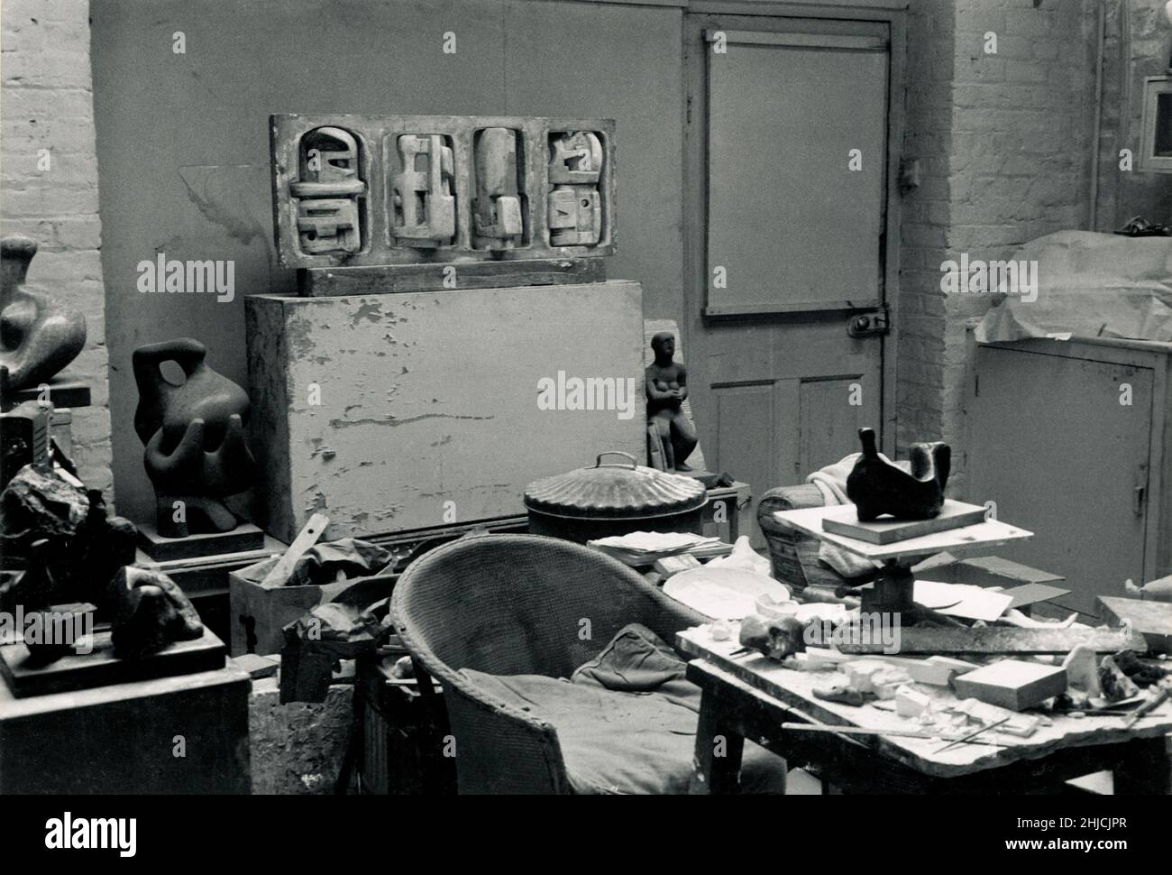 Henry spencer moore sculpture hi-res stock photography and images - Alamy