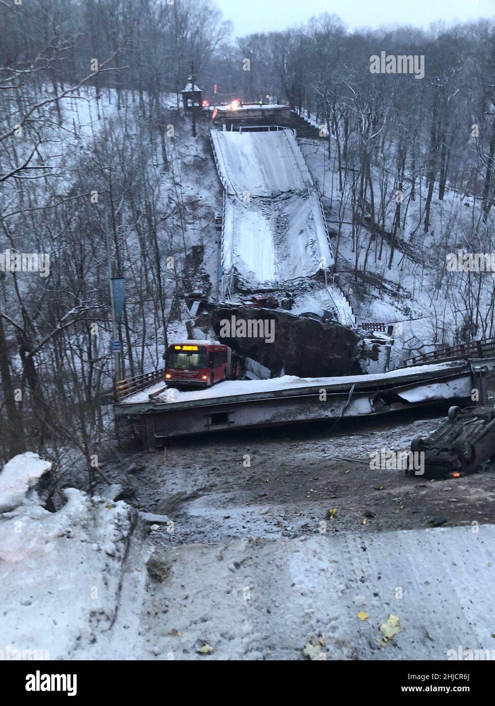 Pittsburgh bridge collapse 2022 hi-res stock photography and images - Alamy