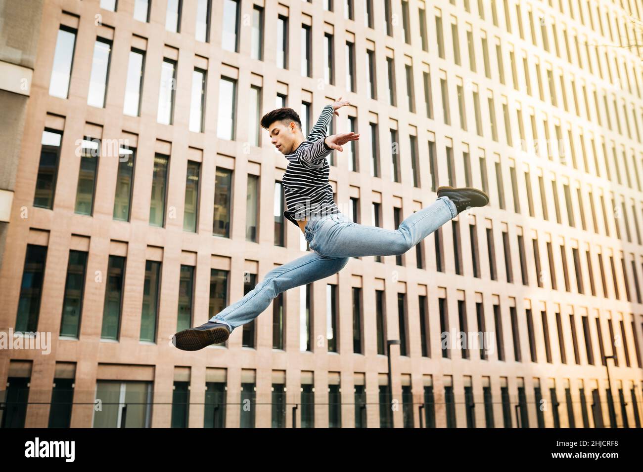 Young people dance street hi-res stock photography and images - Alamy