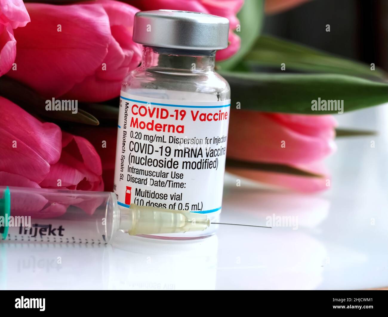 Isolated Moderna spikevax ampoule with a syringe against corona Stock ...