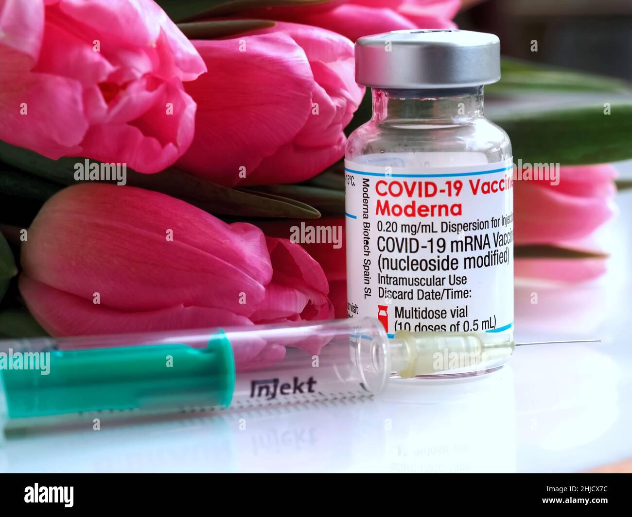 Isolated Moderna spikevax ampoule with a syringe against corona Stock ...
