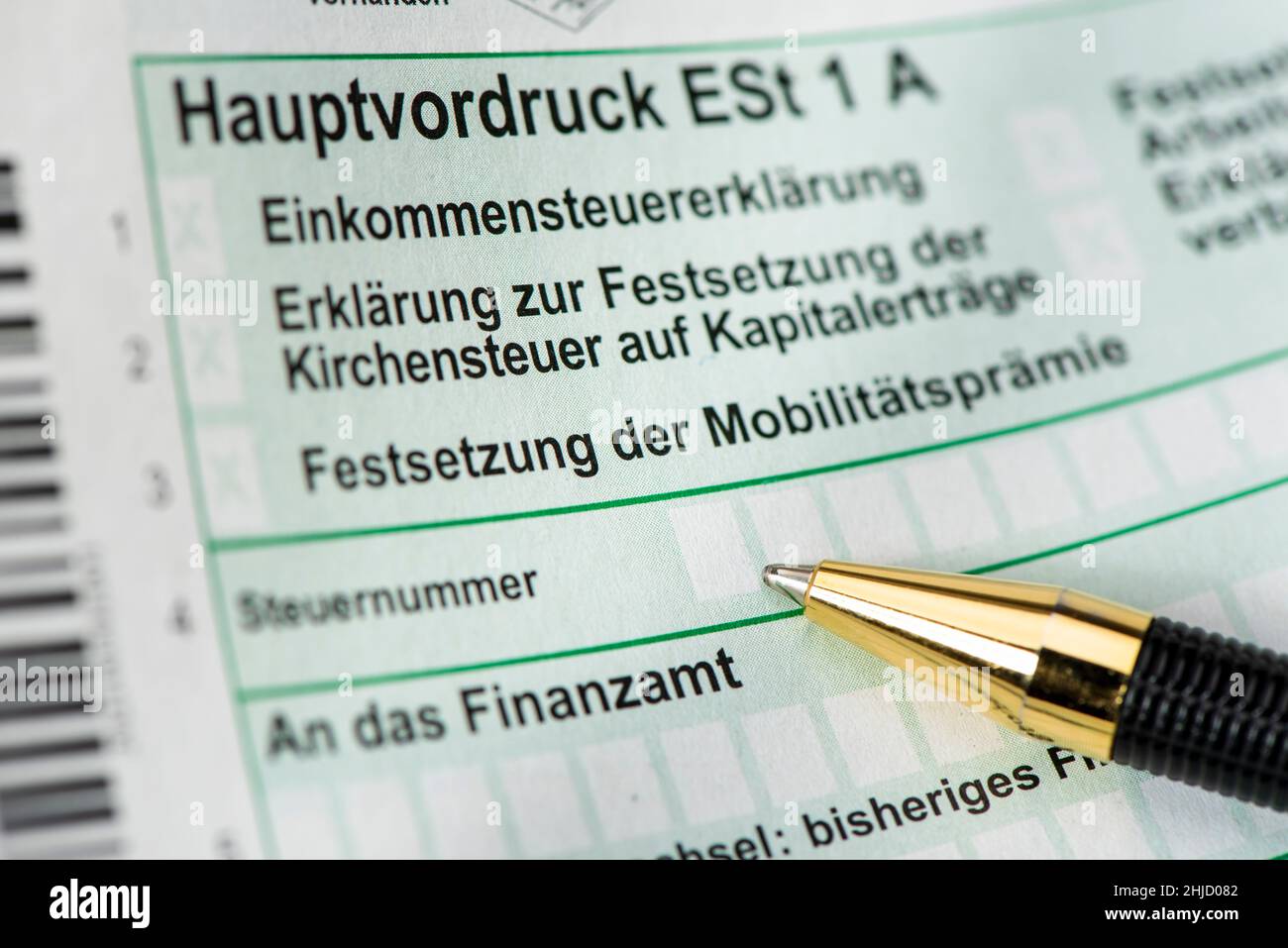 Steuererklärung für Finanzamt mit Formular Stock Photo - Alamy