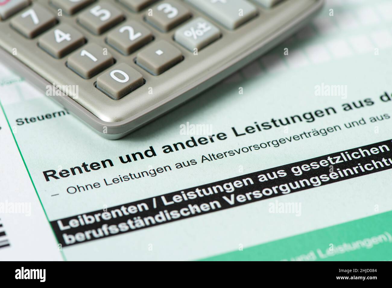 Steuererklärung für Finanzamt mit Formular Stock Photo - Alamy