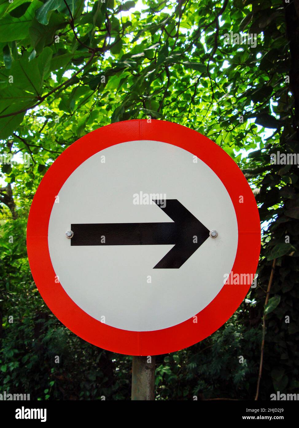 Red circle traffic sign hi-res stock photography and images - Alamy