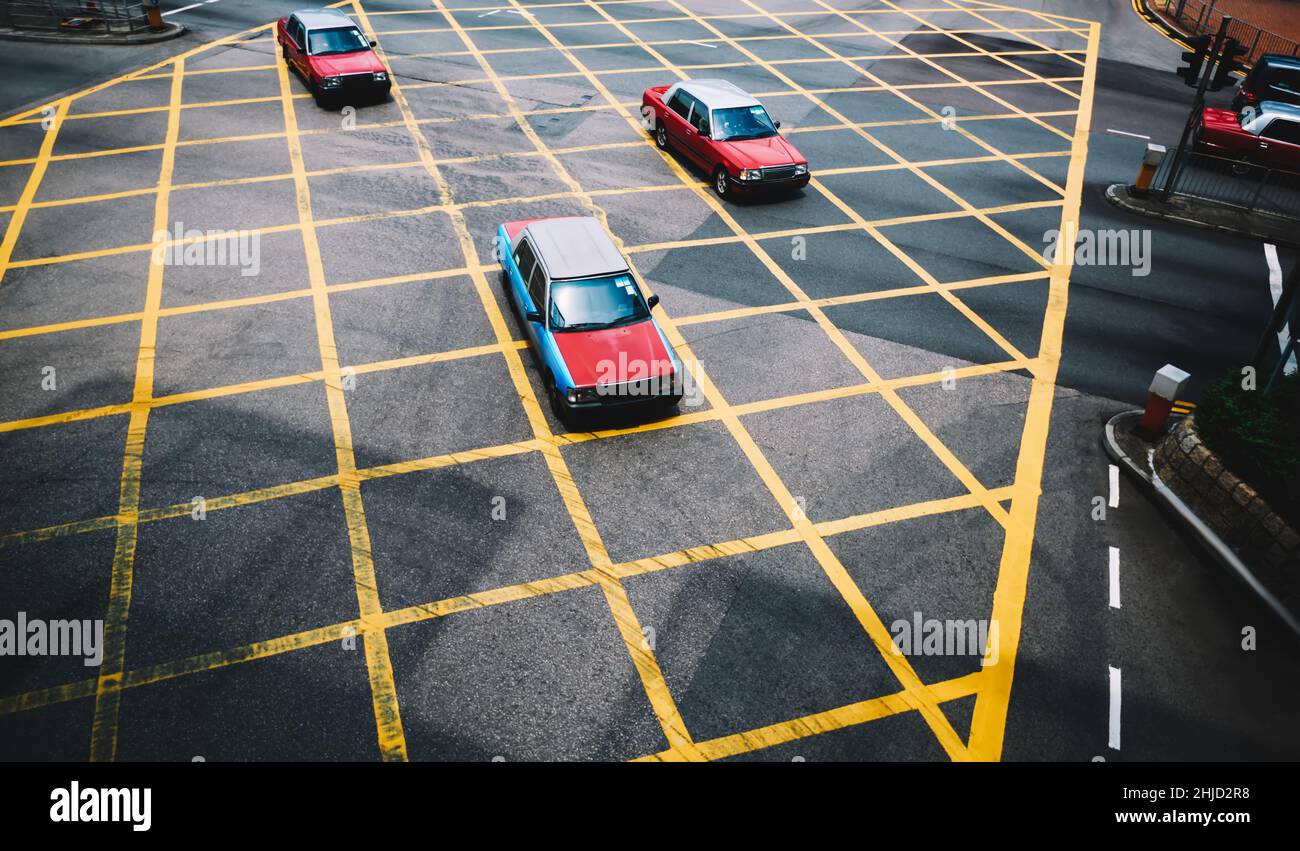 Crossroad cars on city hi-res stock photography and images - Alamy