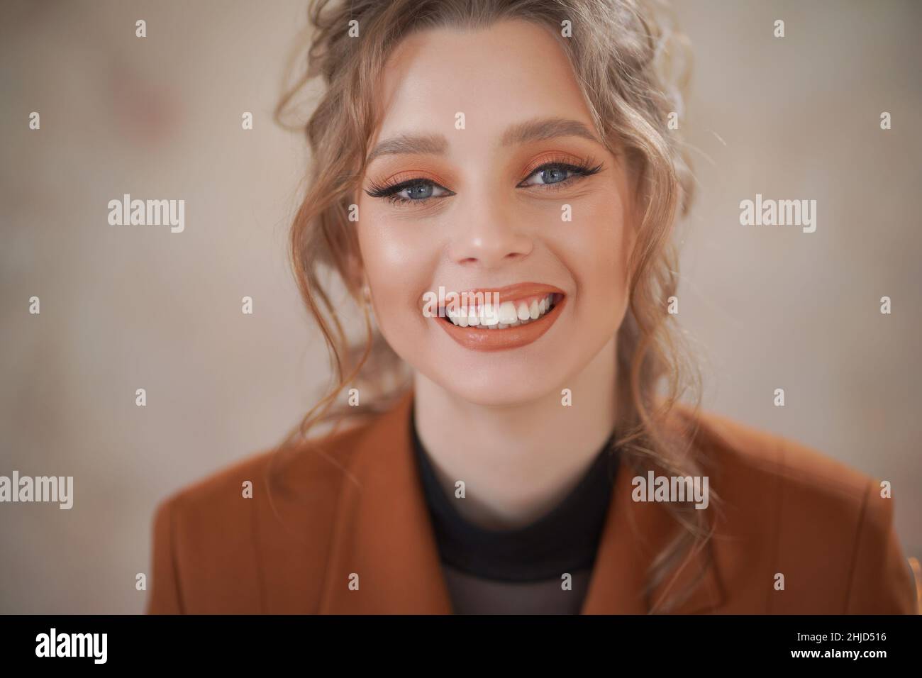 girl smiling broadly, beautiful teeth Stock Photo - Alamy
