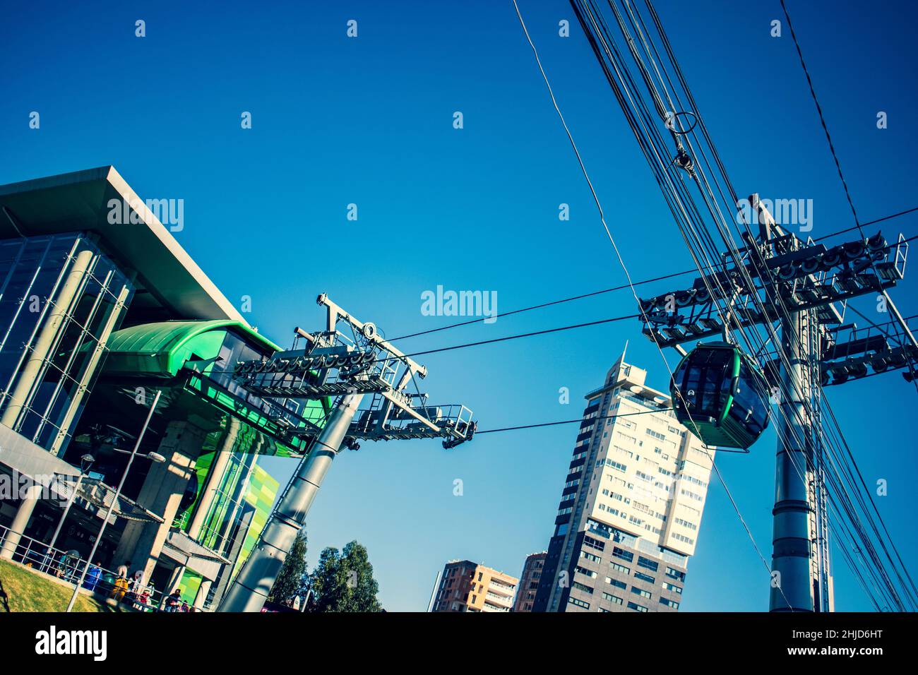 Teleferic transport massive on city Stock Photo - Alamy
