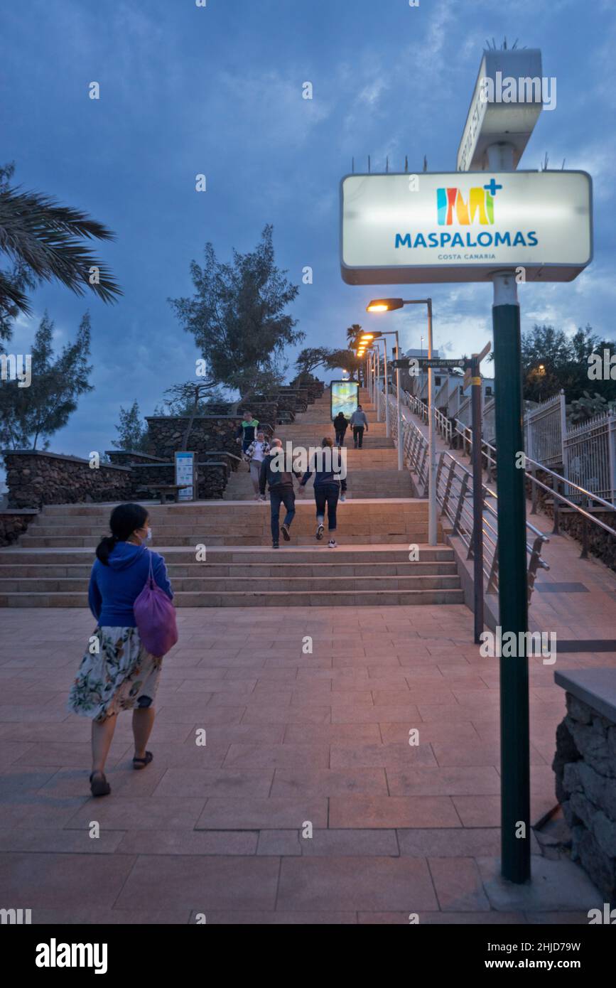 Tourists walking along coastal promenade at Playa de los Ingleses ...