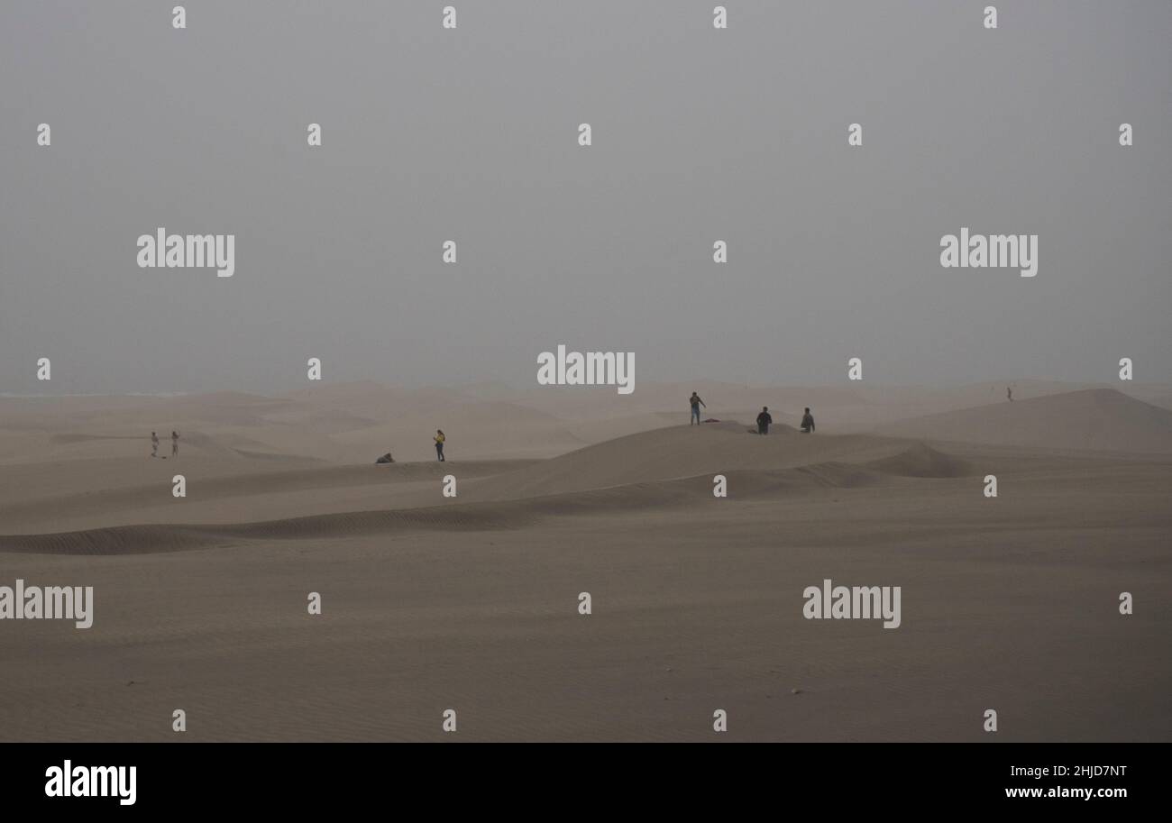 Strong 'Calima' wind from the African coast affecting Playa de los ...
