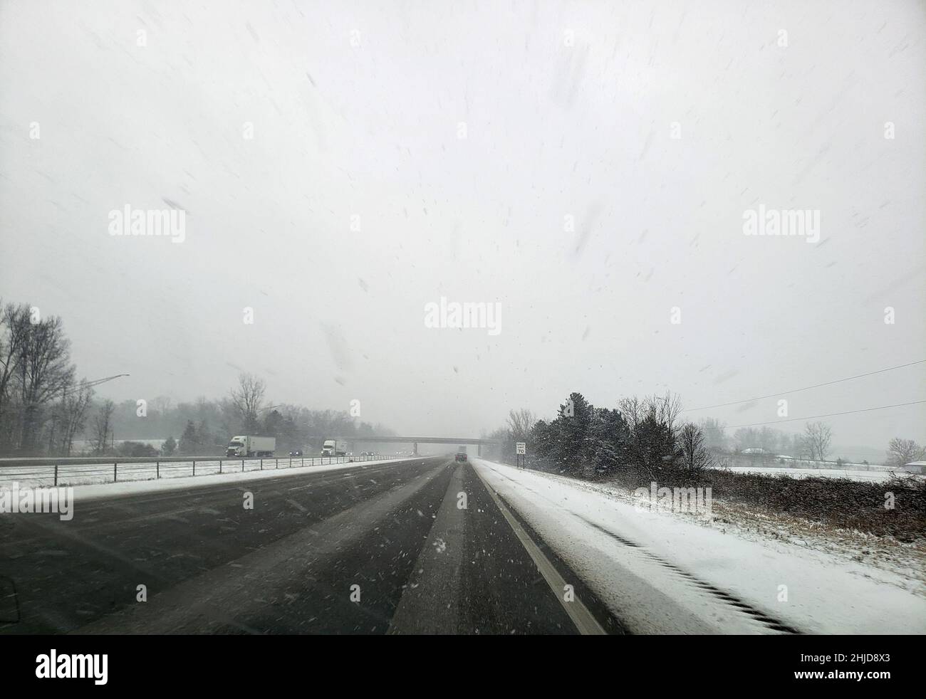 Freeway snowfall hi-res stock photography and images - Alamy