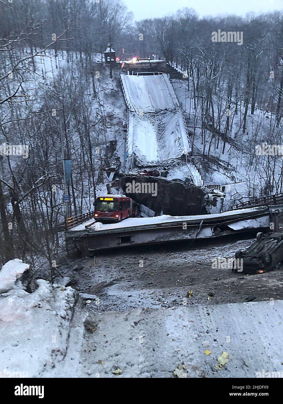 Pittsburgh, Pennsylvania, USA. 28th Jan, 2022. A Pittsburgh bridge ...