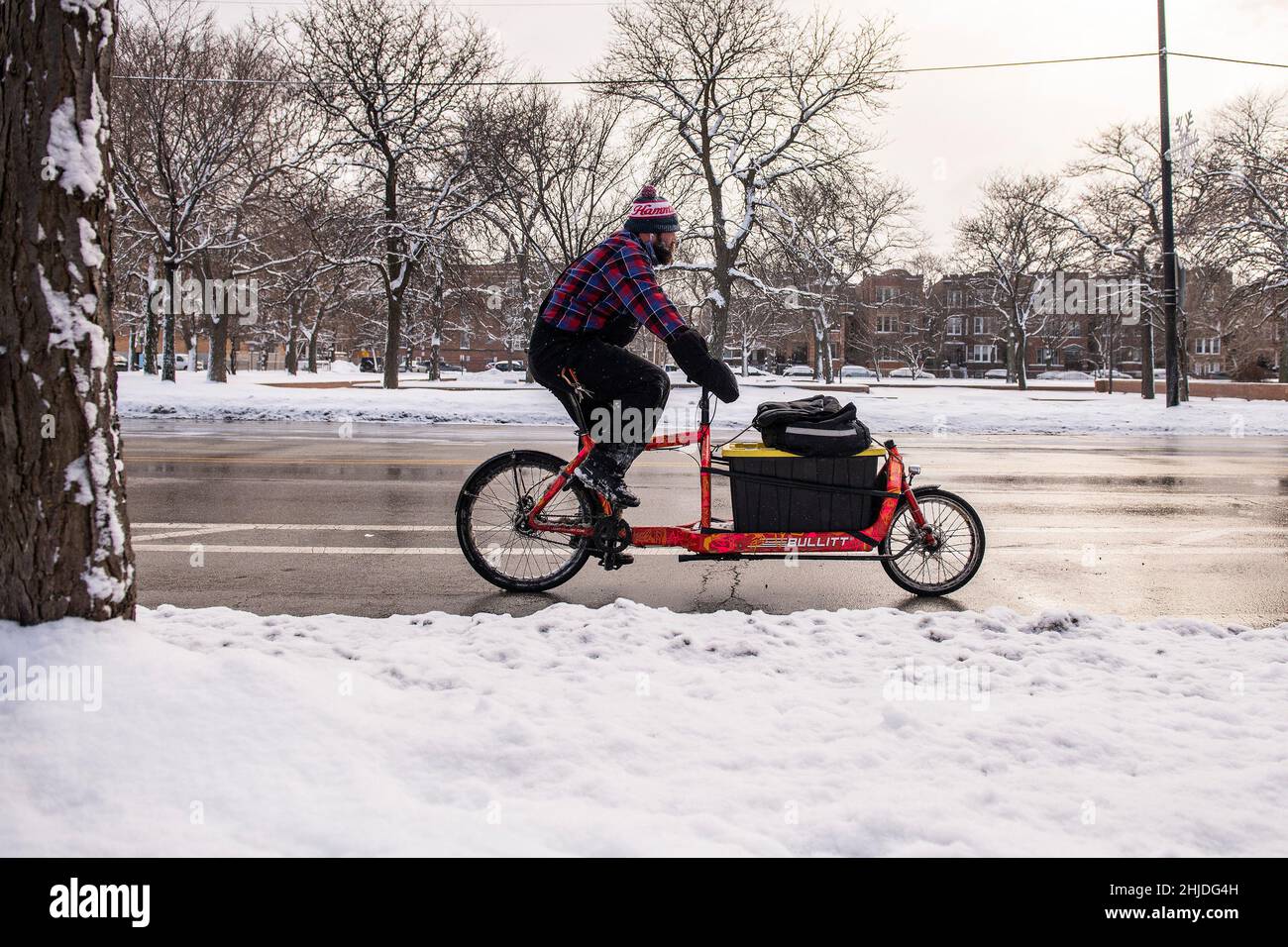 Chicago, USA. 28th Jan, 2022. A delivery cyclist passes Roberto ...