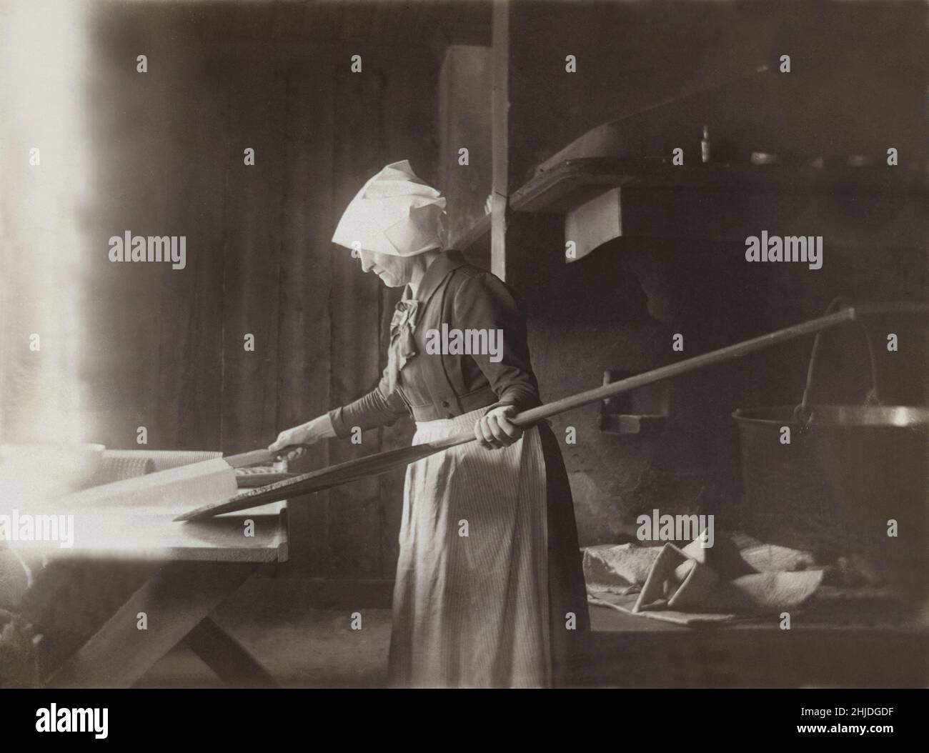 1920s women kitchen hi-res stock photography and images - Alamy