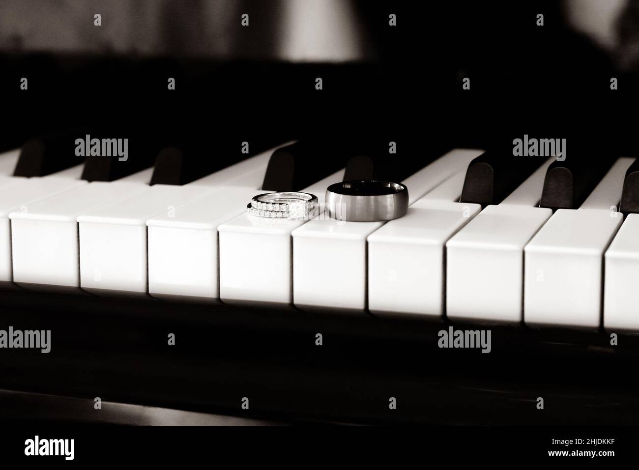 Wedding rings on piano keys Stock Photo - Alamy